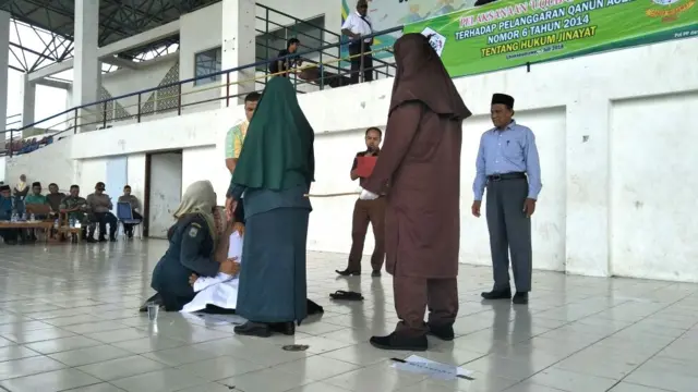 Hukum cambuk prostitusi online di Aceh, seorang terpidana menangis kesakitan - BBC News Indonesia