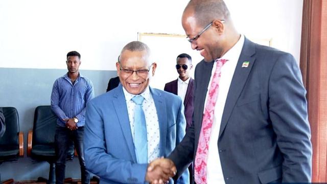 የፌደራሉ መንግሥት እና የትግራይ አመራሮች በመቀለ በምን ጉዳዮች ላይ ተወያዩ? - BBC News አማርኛ