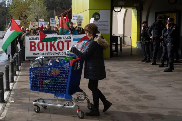 Israel-Palestina: Ancaman PHK di Indonesia imbas aksi boikot Israel ...