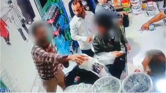 Daawo sida nin uu u weeraray labo haween ah oo iyagoo madax qaawan ...