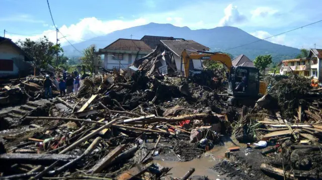 Sumatra Barat: Banjir bandang dan lahar di Sumbar tewaskan puluhan orang, tim penolong masih ...