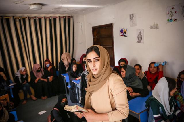 افغانستان کې له هغو نجونو د سویې ازموینه اخیستل کېږي چې سږ کال یې باید