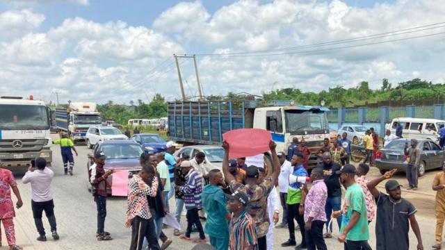 ASUU strike update: Students unda NANS cause blockade for Ibadan ...