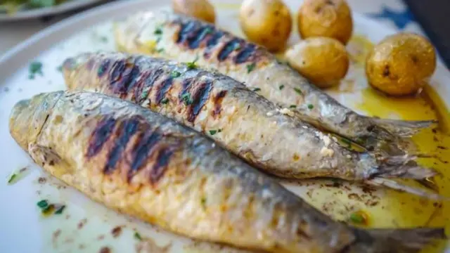 Wetin be di health benefits of oily fish? - BBC News Pidgin