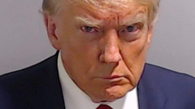 Donald Trump: Mantan presiden AS pakai foto 'mugshot' yang bersejarah ...