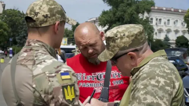 Rusija i Ukrajina: Ukrajinci se kriju od odreda za mobilizaciju - BBC ...