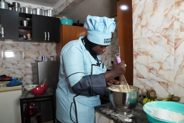 Blind chef Halima Jubril wey dey use sense of touch, smell and taste to ...