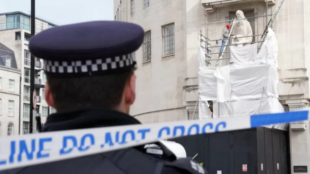 An kama mutumin da ya illata mutum-mutumi da ke gaban ofishin BBC - BBC ...