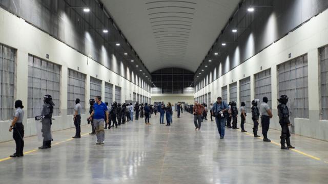 Memasuki penjara raksasa yang penuh rahasia di El Salvador, simbol ...