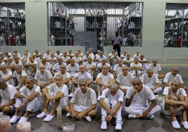 La cena de Navidad en la megacárcel de Bukele - BBC News Mundo