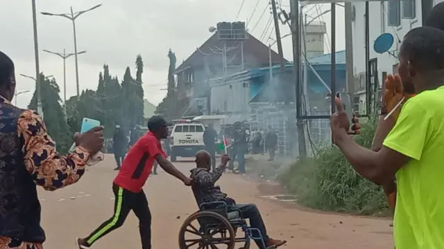 I﻿he Dave Umahi kwuru maka ndị uweojii chụsara ndị nkwado Peter Obi n'Ebonyi - BBC News Ìgbò