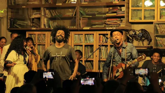 በማደጎ ስዊድን ተወስዶ በኢትዮጵያ ለመጀመሪያ ጊዜ አልበሙን የሠራው የግራሚ ዕጩ ዳንኤል ለማ - BBC News አማርኛ