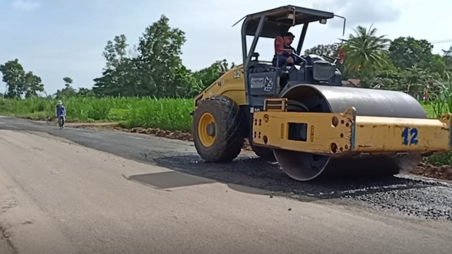 Presiden Jokowi ambil alih perbaikan jalan di Lampung, pengamat nilai itu 'tamparan buat ...