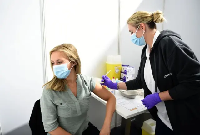 Vaksin Covid: Menggabungkan dua merek vaksin memperkuat sistem kekebalan tubuh, dan dosis ketiga ...