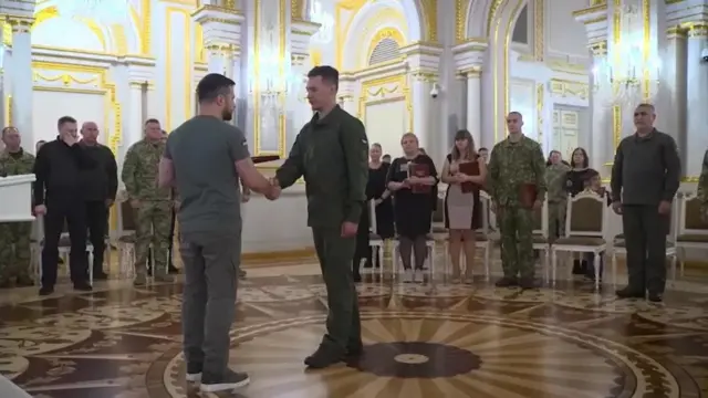 Guerre Ukraine - Russie : La formation d'un jeune héros de l'Ukraine - BBC News Afrique