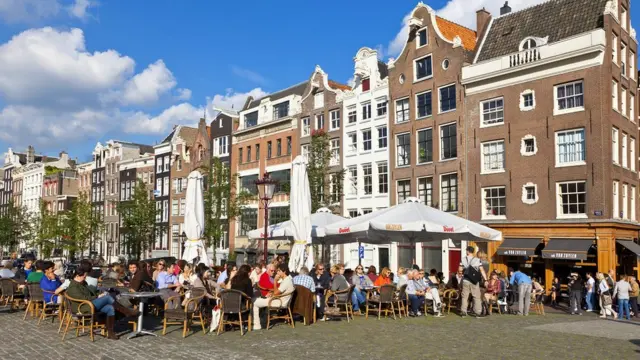 Tinggi badan orang Belanda yang dikenal terjangkung di dunia kini ...