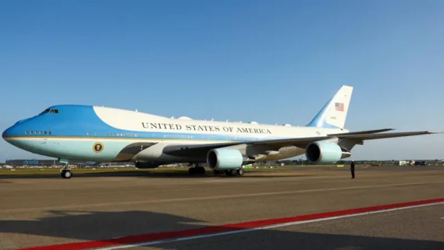 ’آئی پیڈ چھوڑو اور دھیان دو‘: جب ایک مسافر طیارہ امریکی صدر کے ’ایئر ...