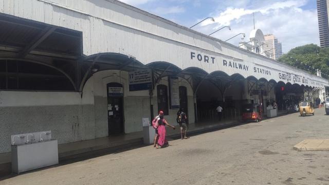 இலங்கை நெருக்கடி: பொது வேலைநிறுத்தத்தால் முடங்கிய சேவைகள் - வீதிகளில் ...