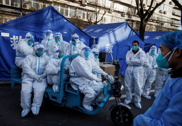 中国新冠防疫“新十条”发布后 你最想知道的几个“确定与不确定” - BBC News 中文