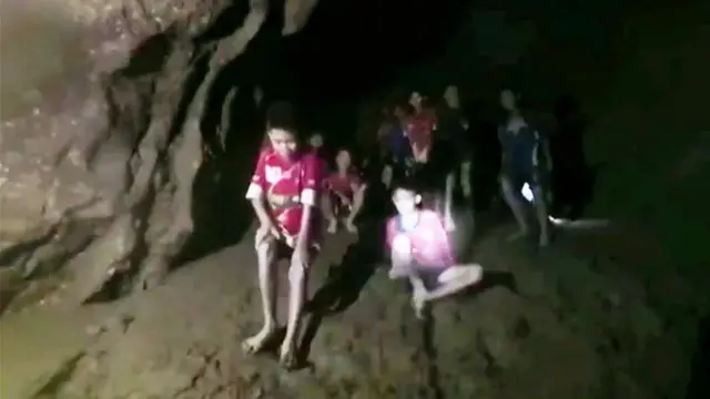 Rescate en Tailandia: en cuarentena y con gafas de sol, así se ...