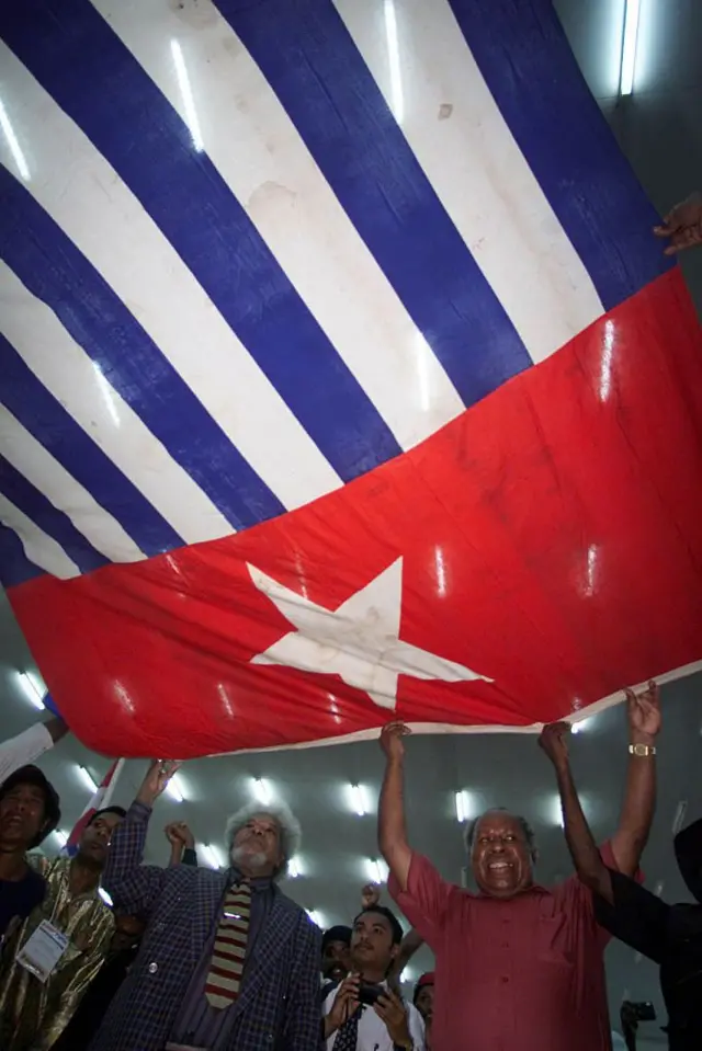 Papua: Polemik pemindahan makam Theys Hiyo Eluay - Dihendaki keluarga ...