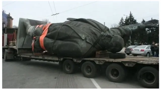 භාරතීය ජනතා පක්ෂ ආධාරකරුවෝ ලෙනින් පිළිමය බිම හෙළති - BBC News සිංහල