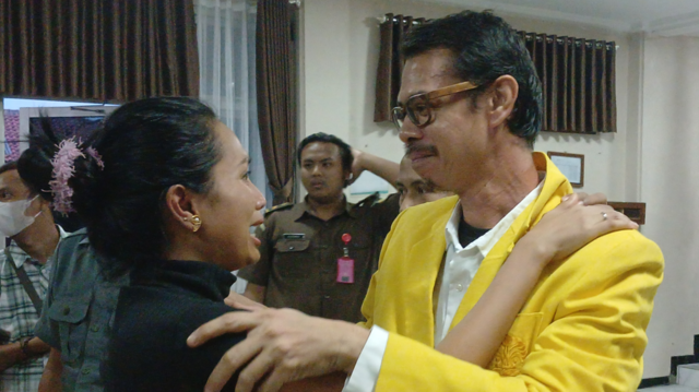 Karimunjawa: Aktivis lingkungan Daniel Frits Tangkilisan 'dikriminalisasi' dengan UU ITE ...