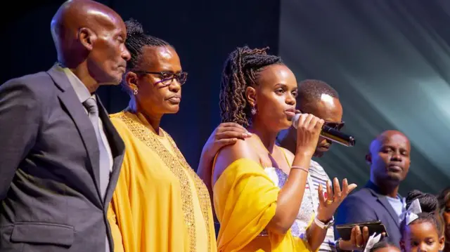 Yvan Buravan: Abantu ibihumbi bitabiriye umuhango wo kumusezeraho - BBC ...