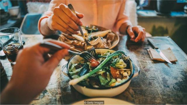 Por que comemos mais quando estamos acompanhados? - BBC News Brasil