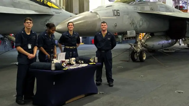 Thăm tàu USS Ronald Reagan trong một ngày mưa dầm - BBC News Tiếng Việt