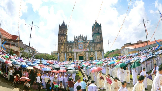 Giáo phận công bố hoãn 'hạ giải' Nhà thờ Bùi Chu - BBC News Tiếng Việt