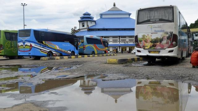 Presiden Jokowi ambil alih perbaikan jalan di Lampung, pengamat nilai itu 'tamparan buat ...