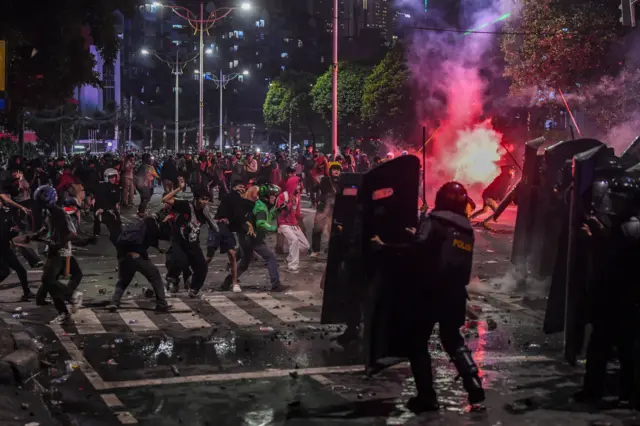 Pengemudi ojol Affan Kurniawan disebut 'martir demokrasi' – Apakah aksi massa bakal membesar ...