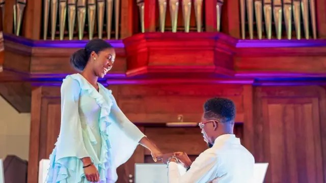 Lee ụfodụ ndị ama ama hụtara onye ha lụrụ n'ihu Soshal Midia - BBC News ...