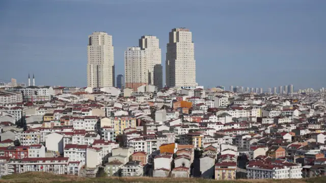 İstanbul’daki riskli binalar: ‘Ölümle burun burunayız’ - BBC News Türkçe