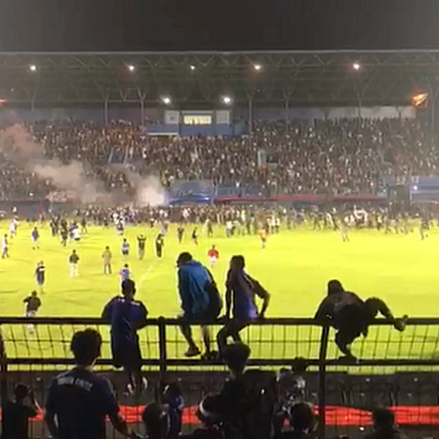 Tragedi Stadion Kanjuruhan: Menit-menit mematikan, ‘jeritan, tergeletak pingsan, tak bernyawa ...