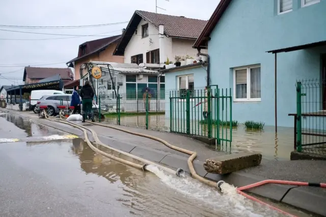 Poplave na Balkanu: Sava preti Šapcu, kritično na severozapadu Bosne i ...