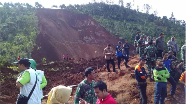 Longsor Ponorogo: Terhambat cuaca, 26 orang belum ditemukan - BBC News Indonesia