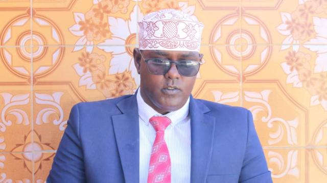 Wasiir ku-xigeen hore oo isaga katiinadeysan laga soo dejiyay garoonka ...