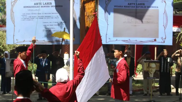 HUT RI ke-78: Potret perayaan kemerdekaan dan pengibaran bendera Merah Putih di seluruh negeri ...