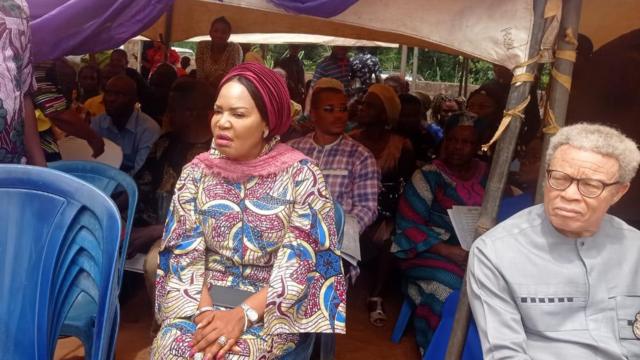 Osinachi Nwachukwu burial: Family and friends mourn as dem bury ...