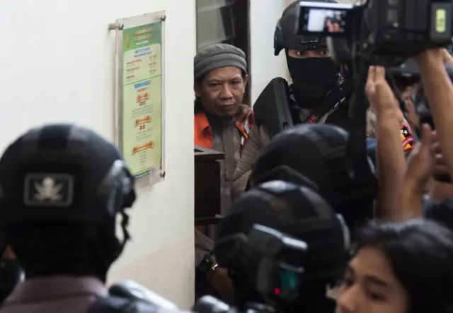 Divonis mati, Aman Abdurrahman tak pedulikan pertanyaan hakim, dan 'minta dieksekusi secepatnya ...