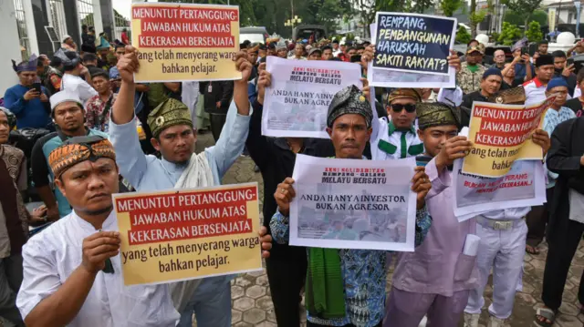 Rempang: Polisi salahkan angin atas masuknya gas air mata ke wilayah sekolah, kata Komnas HAM ...