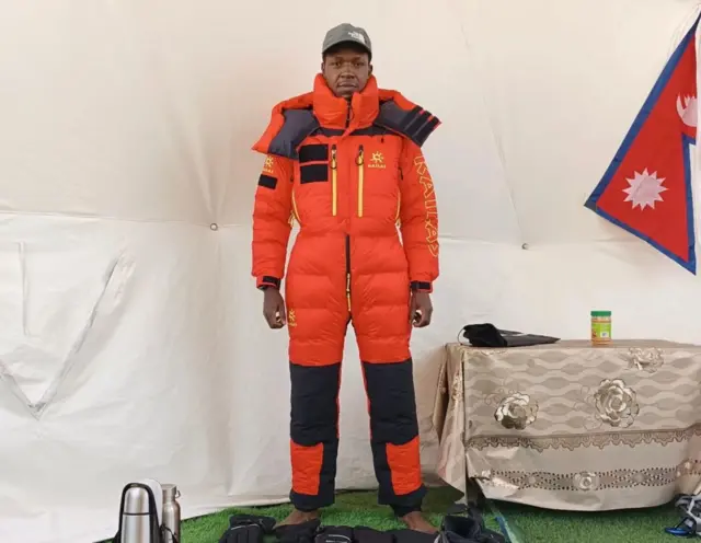 Umunya-Kenya wari waburiye ku musozi Everest byemejwe ko yapfuye - BBC ...