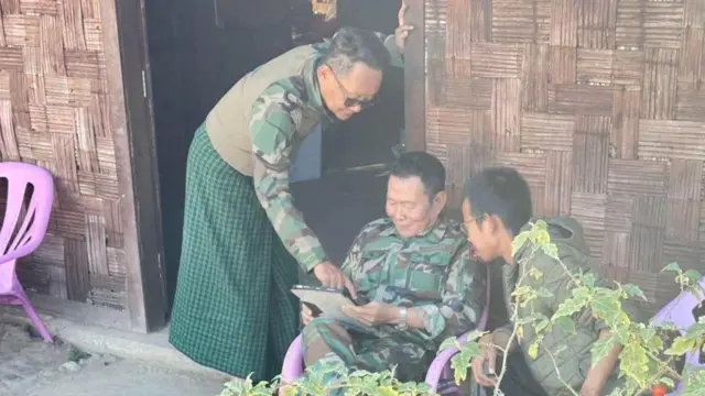 R ခေါင်လွမ်း ရန်ကုန်တက္ကသိုလ်ကျောင်းသား၊ ဘေ့စ်ဂစ်တာသမား၊ Kia စစ