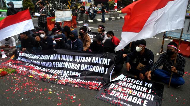 Kasus pembunuhan Brigadir J: Putri Candrawathi beda nasib dengan Baiq Nuril - Tetap dipenjara ...