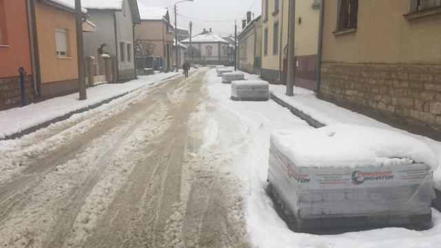 Sneg u Srbiji - saobraćajni kolaps, stradali ukrasi i grudvanje sa ...