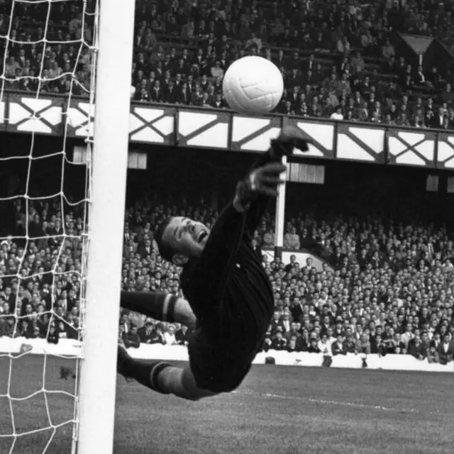 Quién es la "Araña Negra" Lev Yashin, el futbolista homenajeado en el póster oficial del Mundial ...