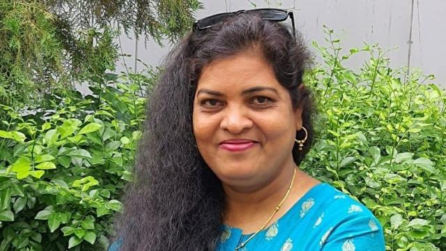 அதானி ஸ்பான்சர் செய்த விருதை மறுத்த கவிஞர் சுகிர்தராணி ...