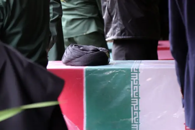 Irán | Las imágenes del multitudinario adiós al presidente Ebrahim Raisi, que murió en un ...